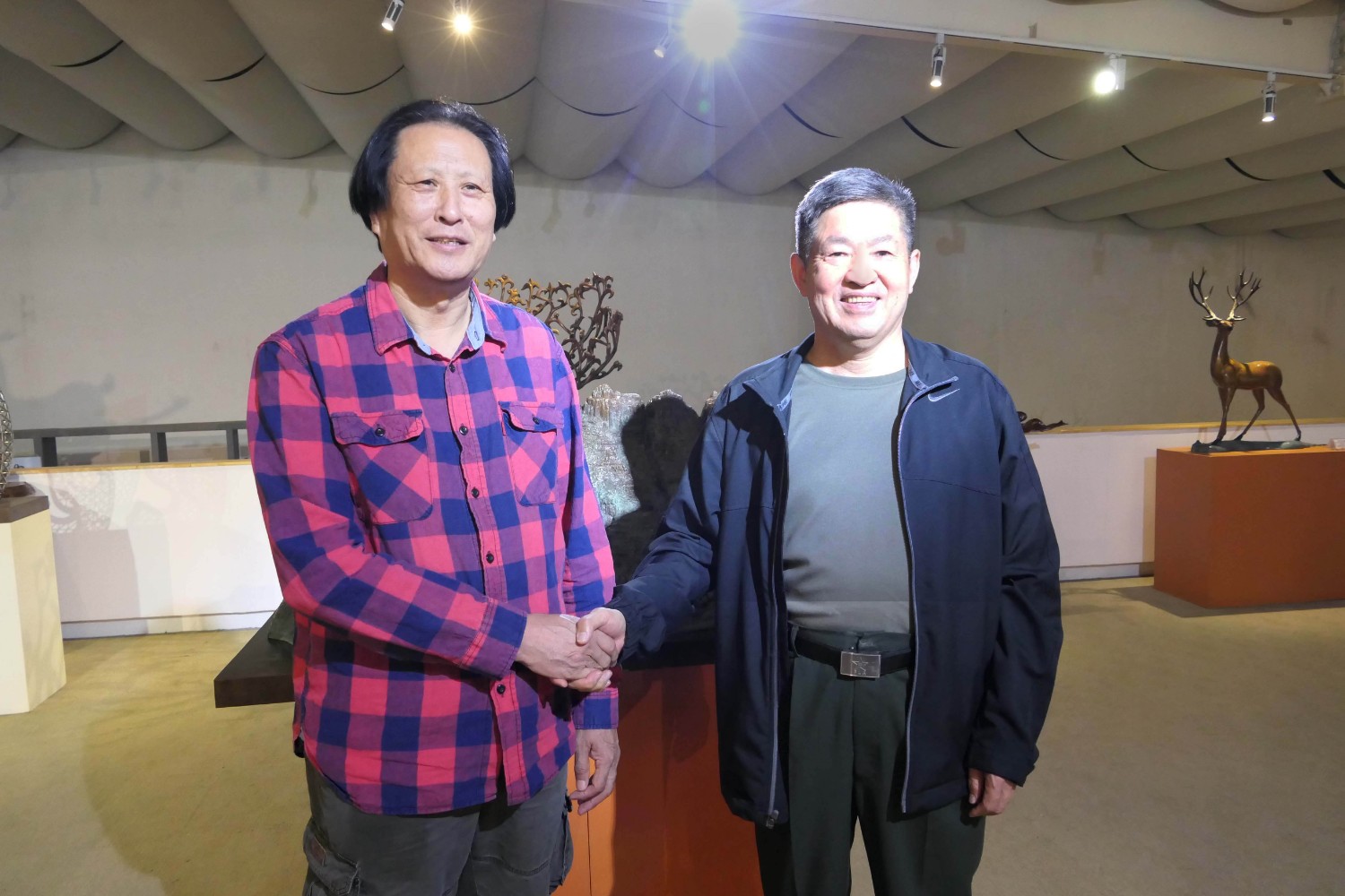 2022年9月27日南疆军区司令员李海洋少将在潍坊市河南商会会长叶明华嘉宾刘广亮的陪同下莅临华艺雕塑参观指导傅绍相董事长与李将军交流